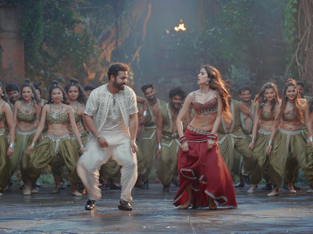 ఎన్టీఆర్ 'దేవర' మూవీ సాంగ్‌ అదిరిపోయే HD స్టిల్స్ | Jr NTR And Janhvi Kapoor Devara Song HD ...